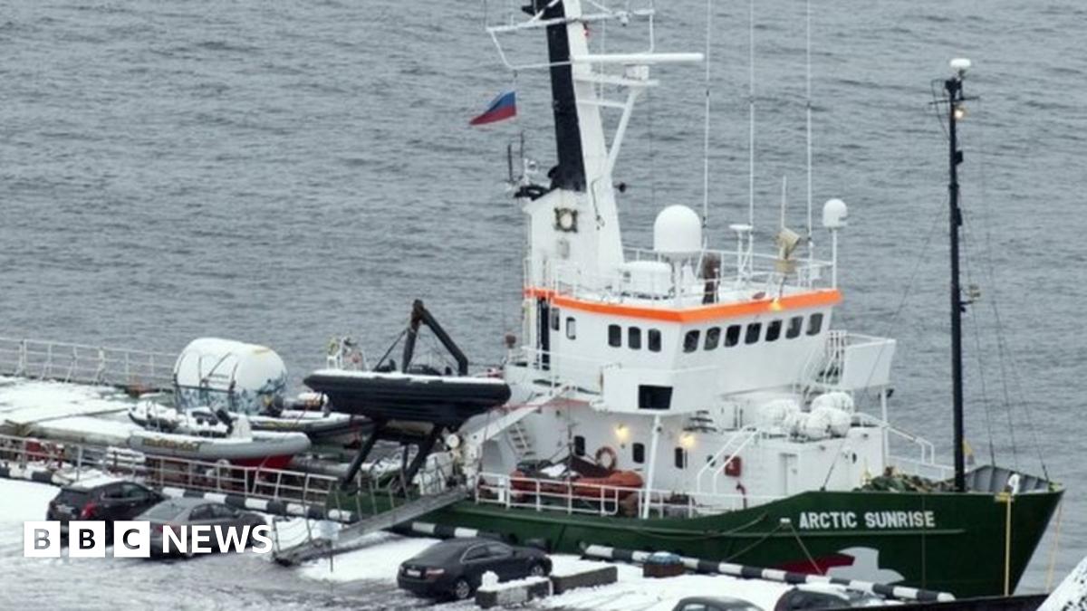 Russia drops piracy charges against Greenpeace group - BBC News