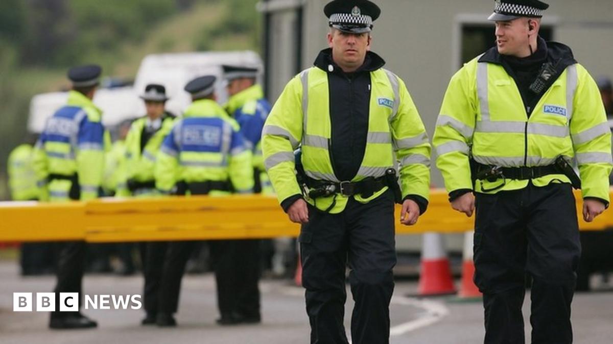Scottish independence: Ex-police chiefs clash over security - BBC News