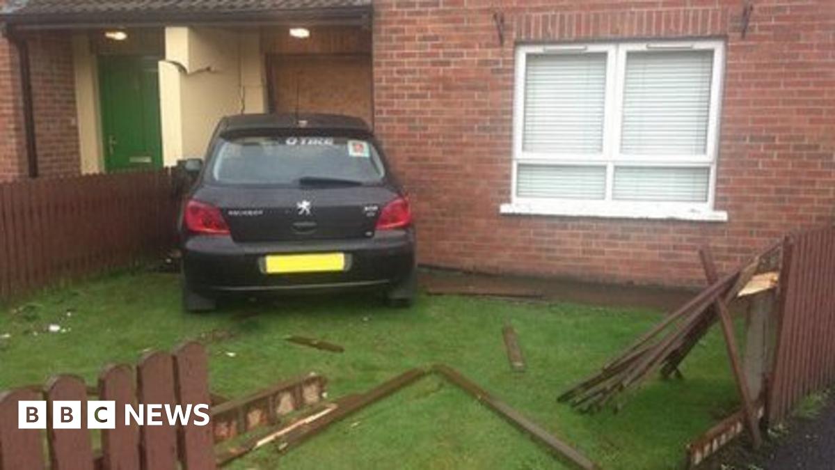 Car crashes into a house in Cornshell Fields, Londonderry - BBC News