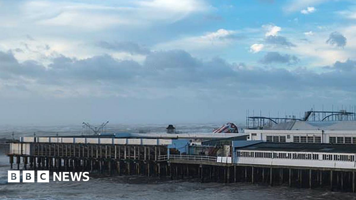 Clacton Pier helter-skelter blown down as storm hits Essex - BBC News