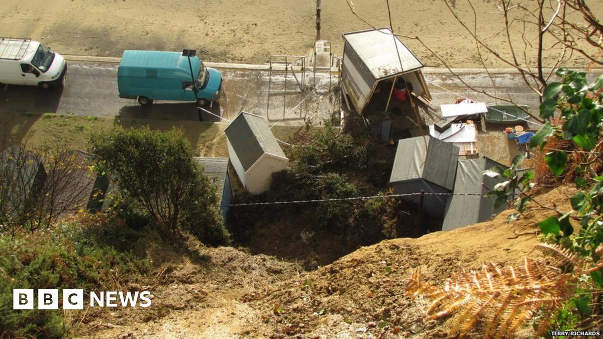 In pictures: Hampshire and Isle of Wight hit by storm - BBC News