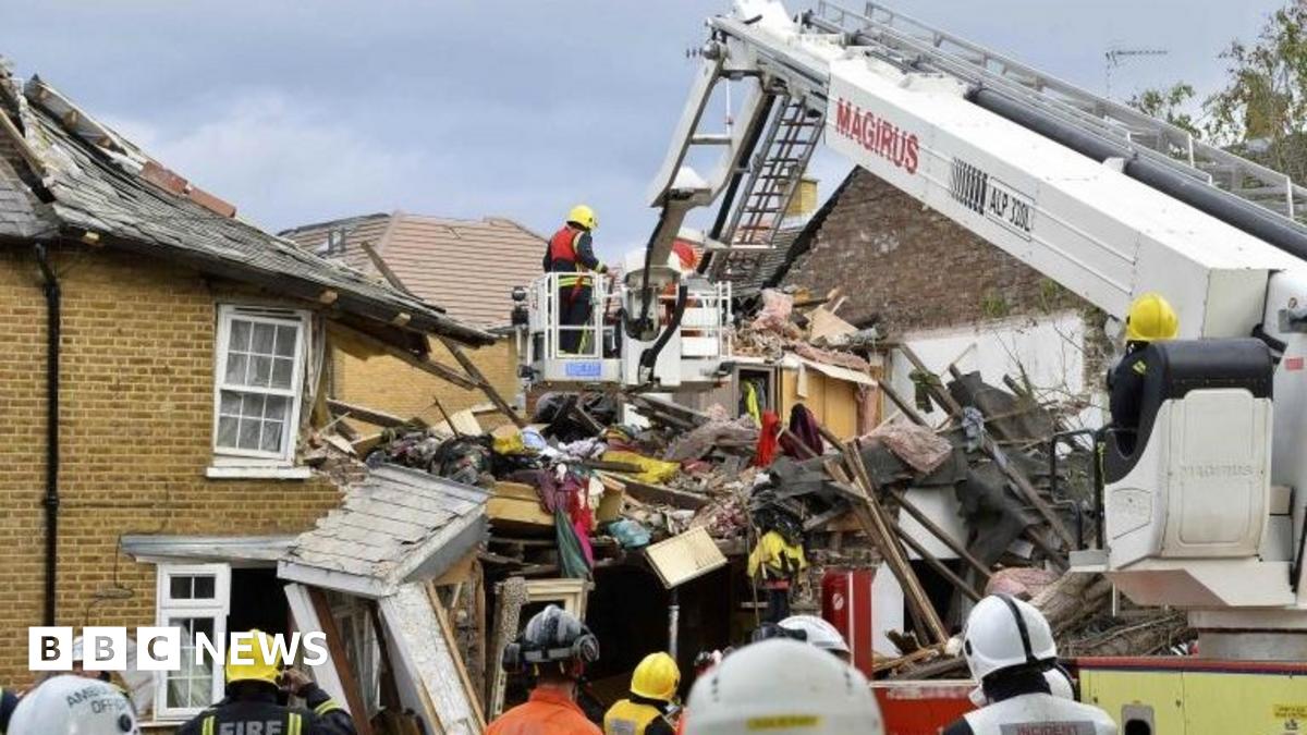 Four die as storm hits southern UK - BBC News