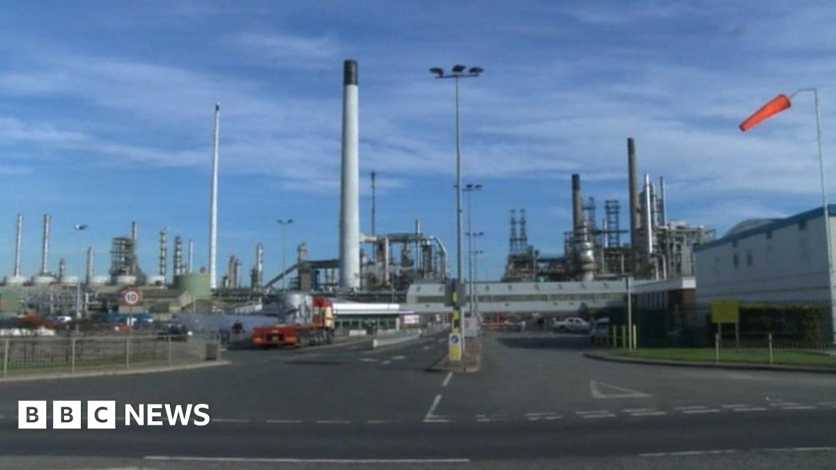 Two injured at North Lincolnshire oil refinery - BBC News