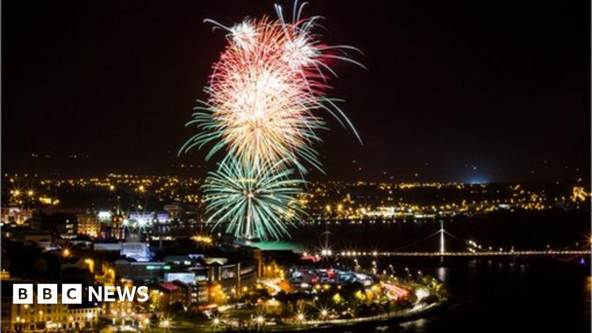 30,000 attend Derry Halloween spectacular - BBC News