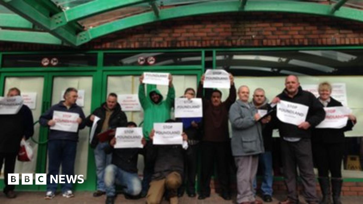 Stallholders protest outside Cleveleys indoor market - BBC News