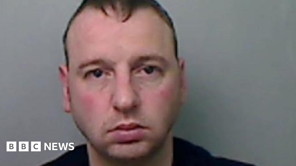 Wayne Scott report: Behaviour of police officer 'unchallenged' - BBC News