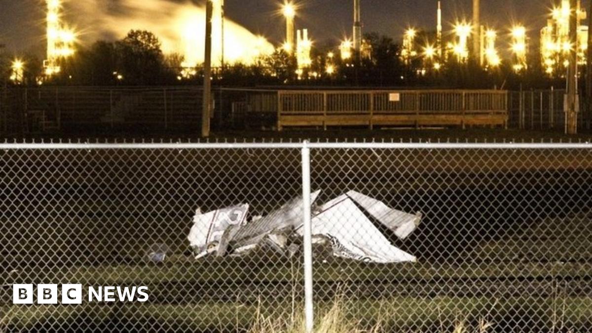 US skydivers and pilots escape plane crash 'fireball' - BBC News