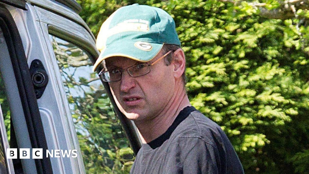 Lt Col Mark Smyth jailed for indecent pictures at beach - BBC News