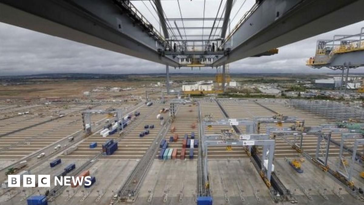 London Gateway 'super-port' welcomes first vessel - BBC News