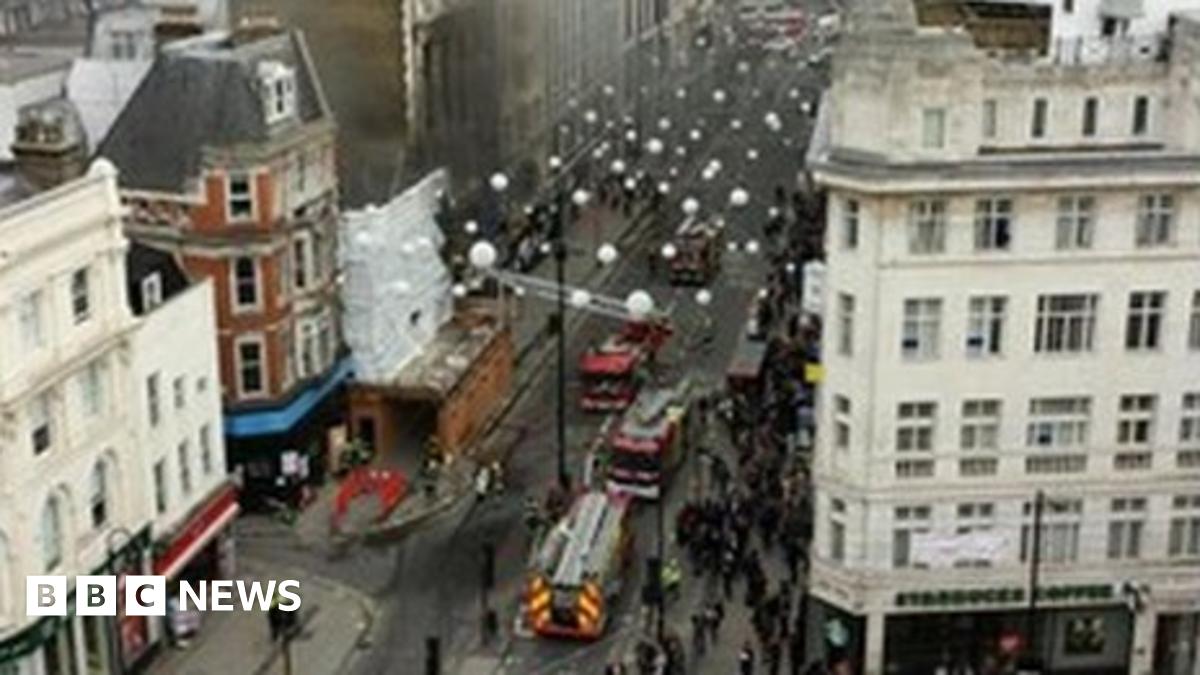 Oxford Street fire closes section of road - BBC News