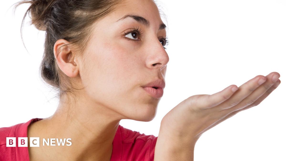 Iran: Kiss away the US-Iranian rift - BBC News