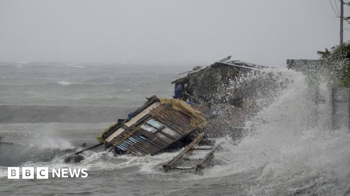 Monster typhoon Haiyan roars across Philippines - BBC News