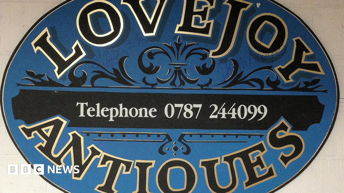 Lovejoy Antiques sign exceeds estimate at Suffolk auction - BBC News