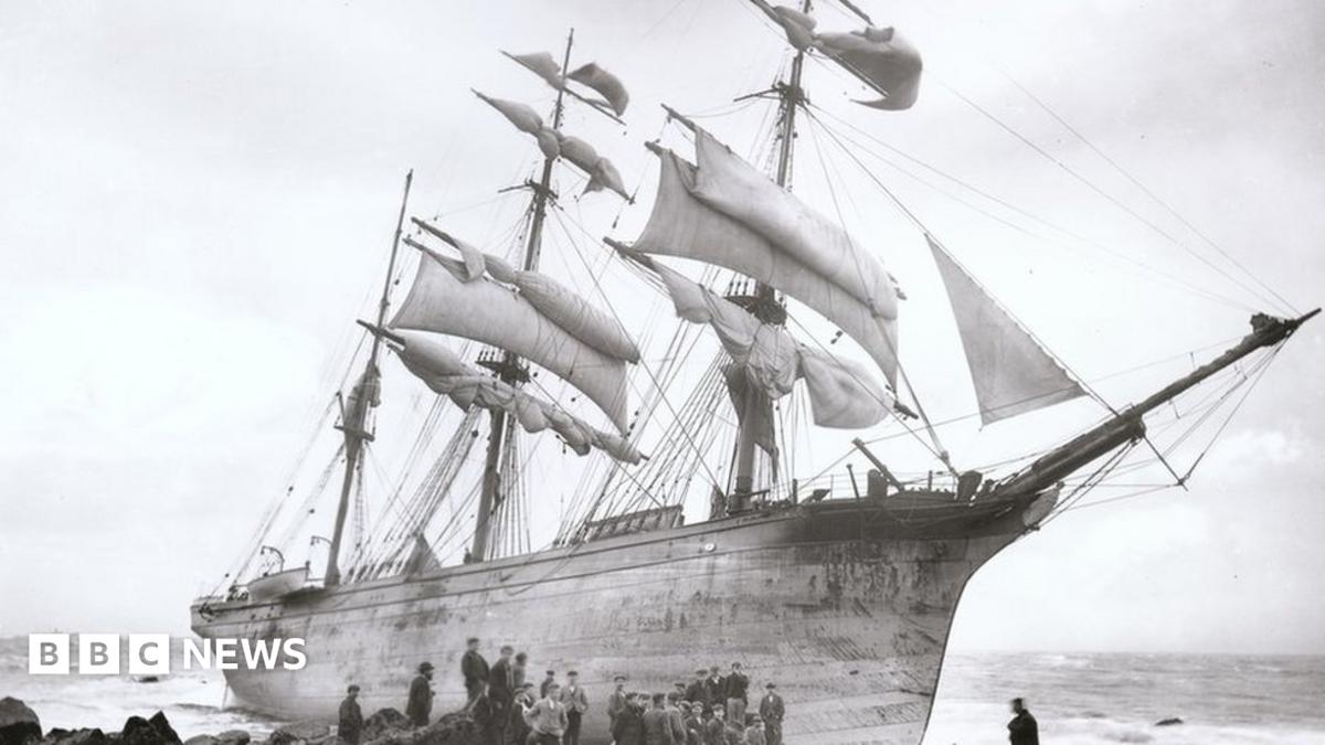 Cornish shipwreck photo collection sold to museum - BBC News