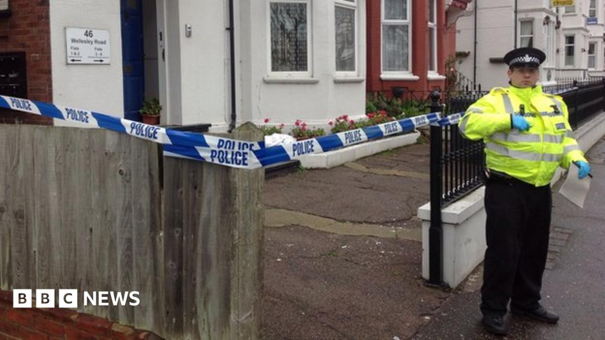 Great Yarmouth murder: Man found dead in stairwell - BBC News