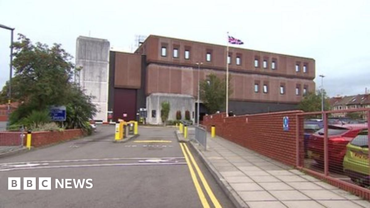 HMP Bristol inmates and prison staff safety concerns - BBC News