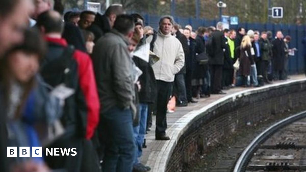 UK jobless rate falls to three-year low as economy grows - BBC News