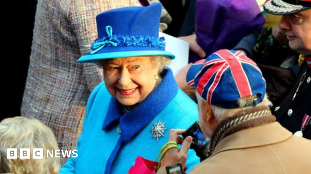 The Queen in Manchester to open Co-op 'green' headquarters - BBC News