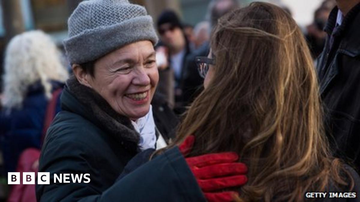Lou Reed: Fans pay tribute at New York memorial - BBC News