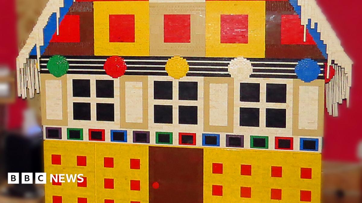 Christmas Lego family building up to festivities - BBC News