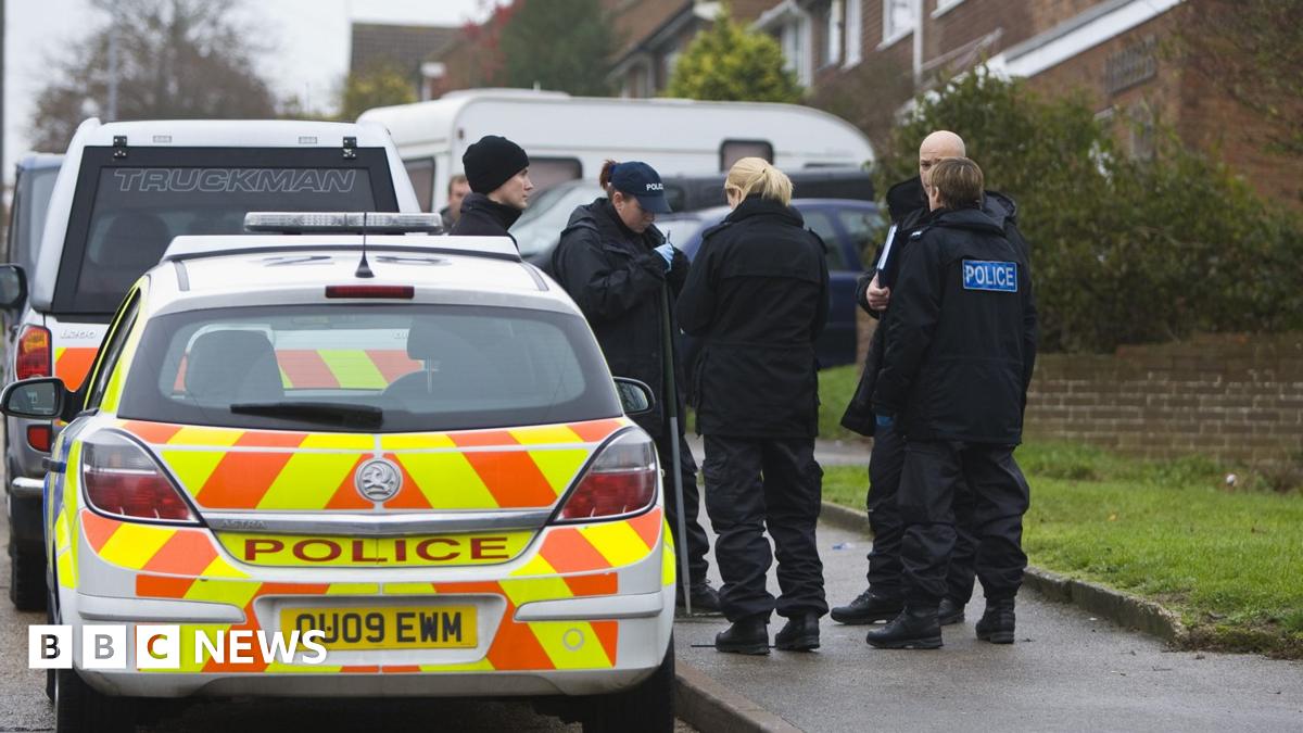 Luton burglary stabbing victim was 'protecting family' - BBC News