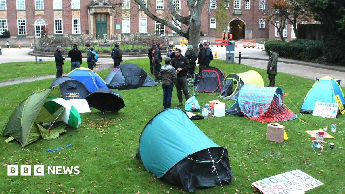 Balcombe anti-fracking camp moves to council HQ - BBC News