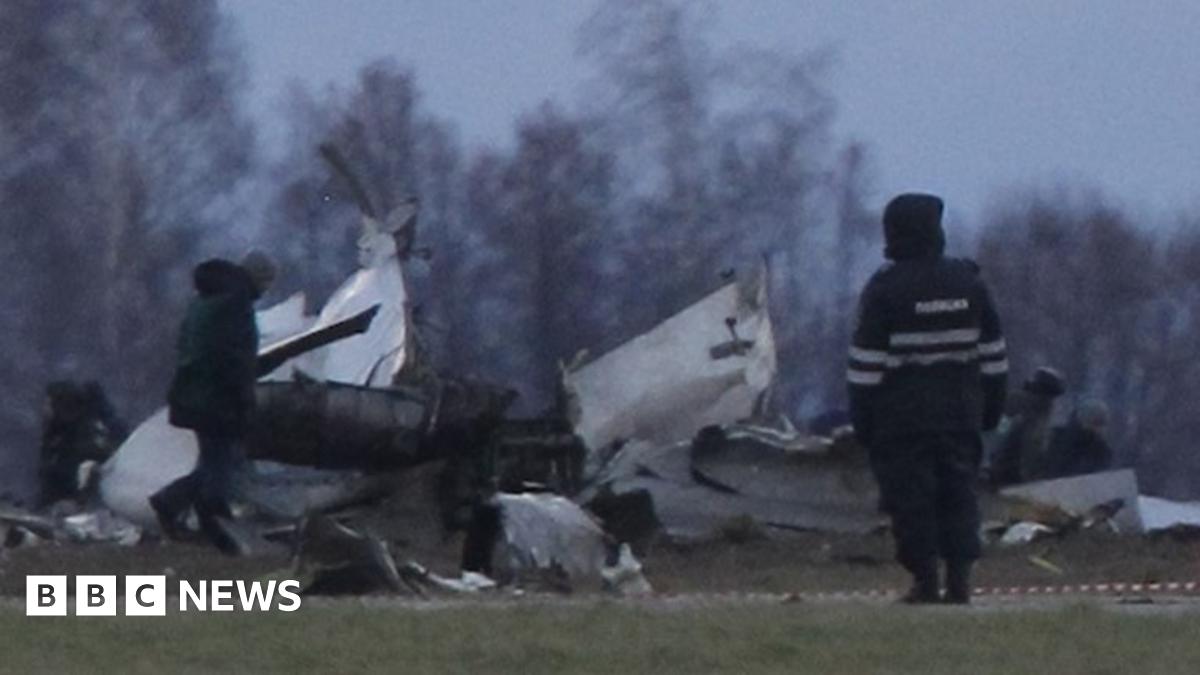 Dozens dead in Russian plane crash - BBC News