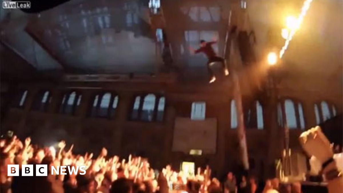 Rapper apologises for 'boneheaded' stage dive - BBC News