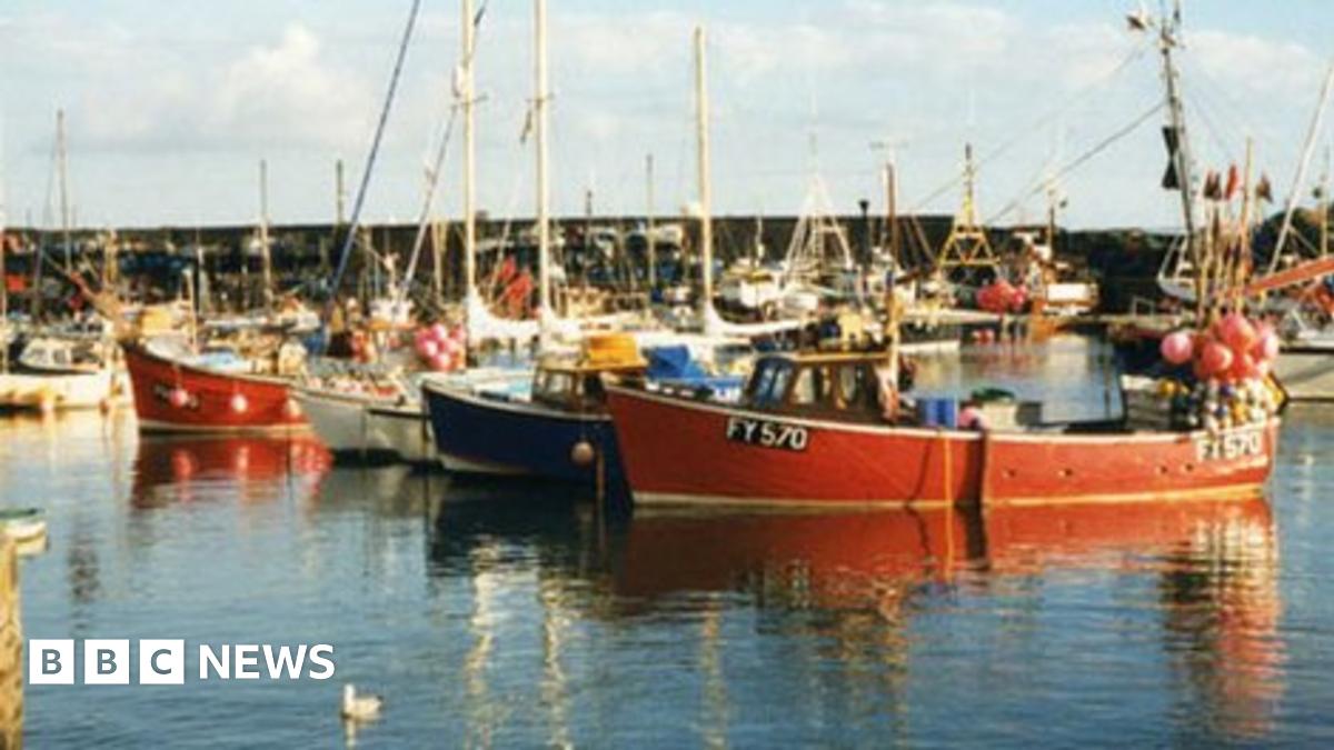 Fish discard ban 'could harm smaller Cornish fishing vessels' - BBC News