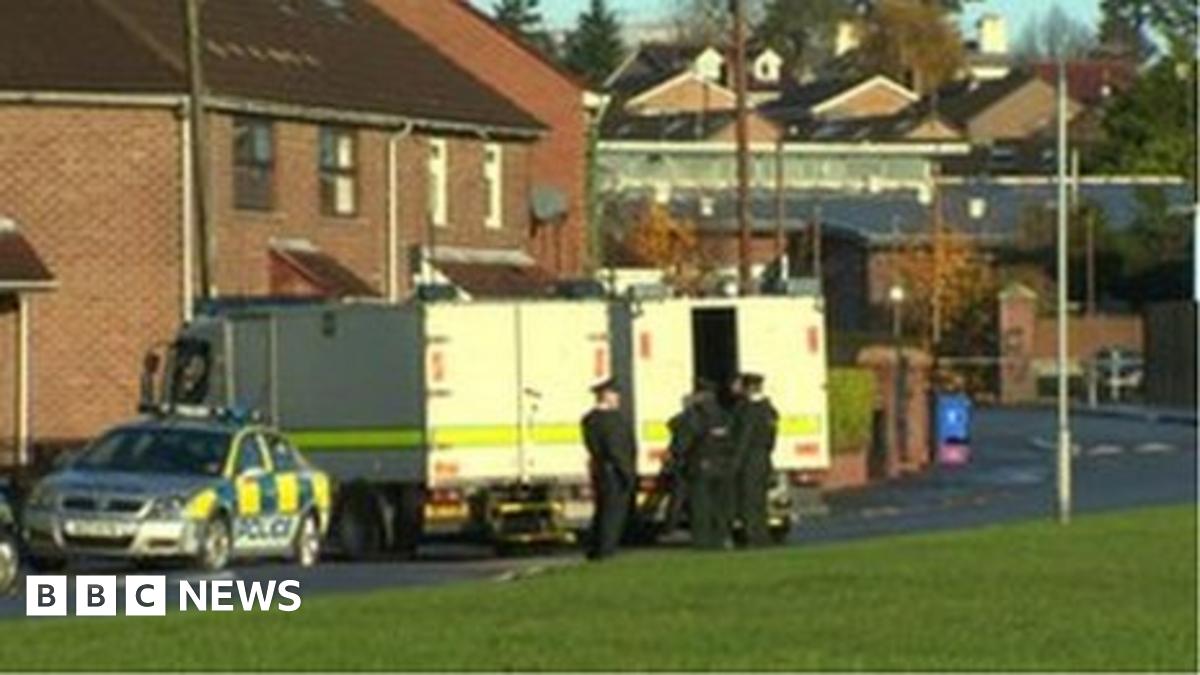 Pipe bomb found in west Belfast 'viable' - BBC News