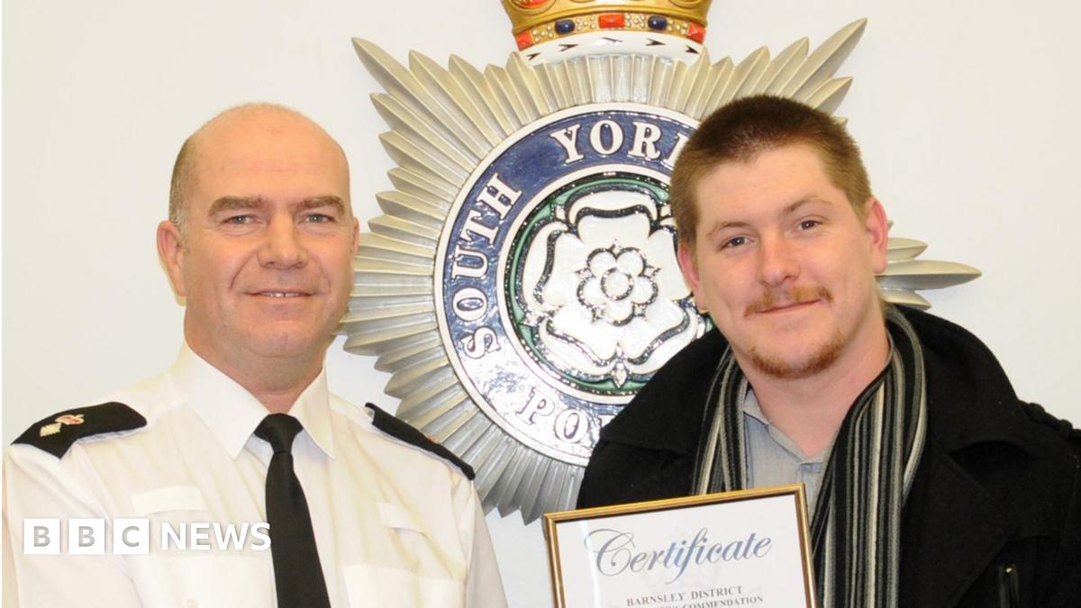 Stephen Thacker rewarded for attempted fire rescue in Barnsley - BBC News
