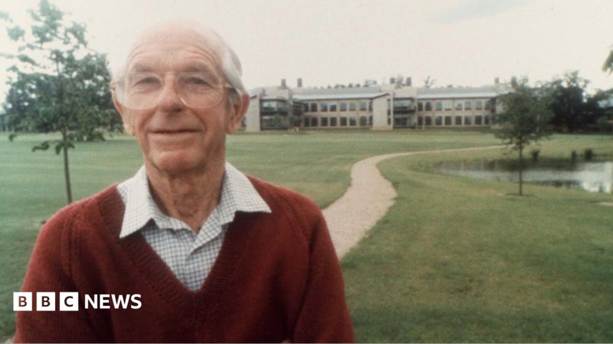 Frederick Sanger: Double Nobel Prize winner dies at 95 - BBC News