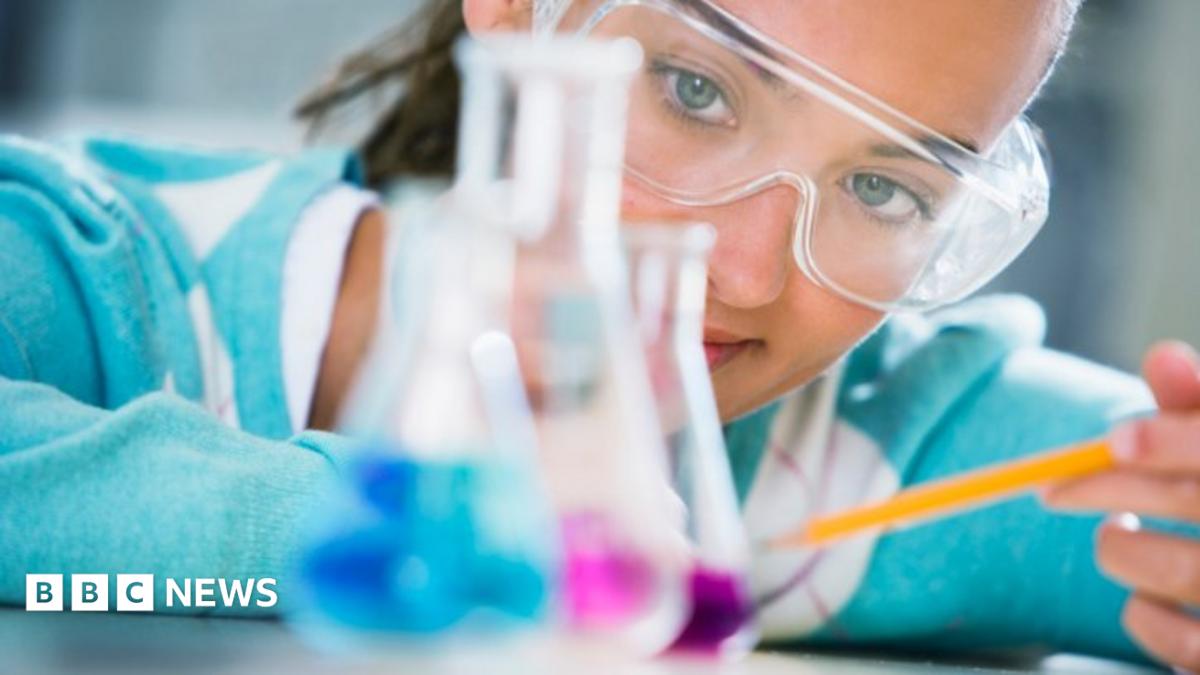 Warning over lack of science practical lessons - BBC News