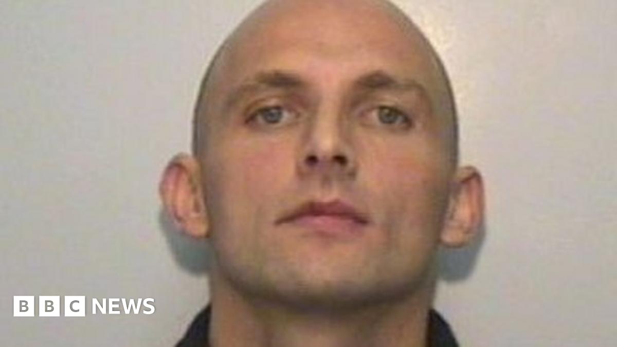 Lee Seddon appeal: Reward offered after machete robbery - BBC News