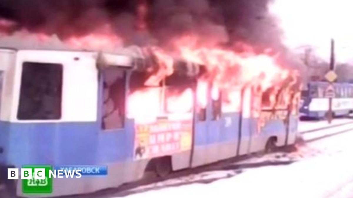 Russia: Dagestani boxers in dramatic tram rescue - BBC News