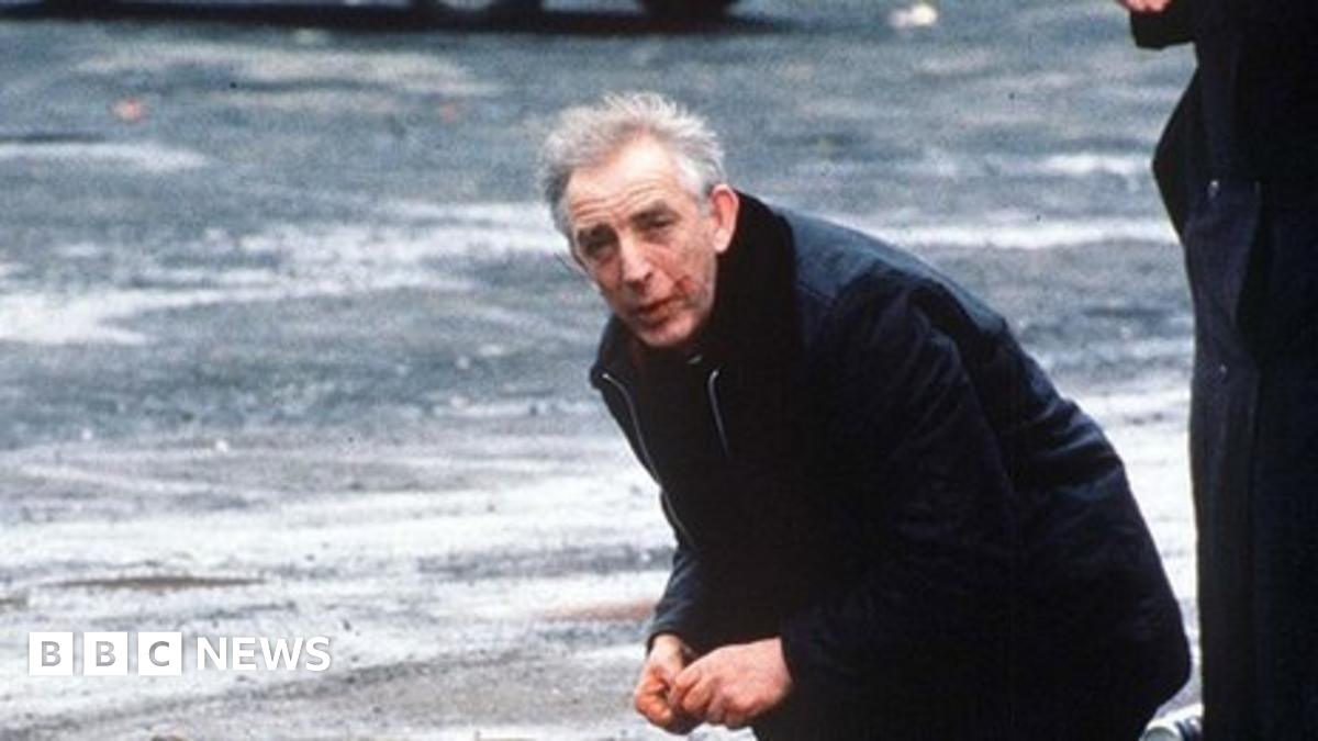 Northern Ireland peace process priest Fr Alec Reid dies - BBC News