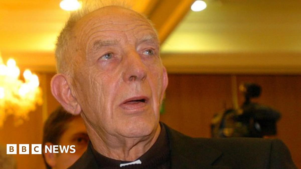 Funeral of Fr Alec Reid held in west Belfast monastery - BBC News