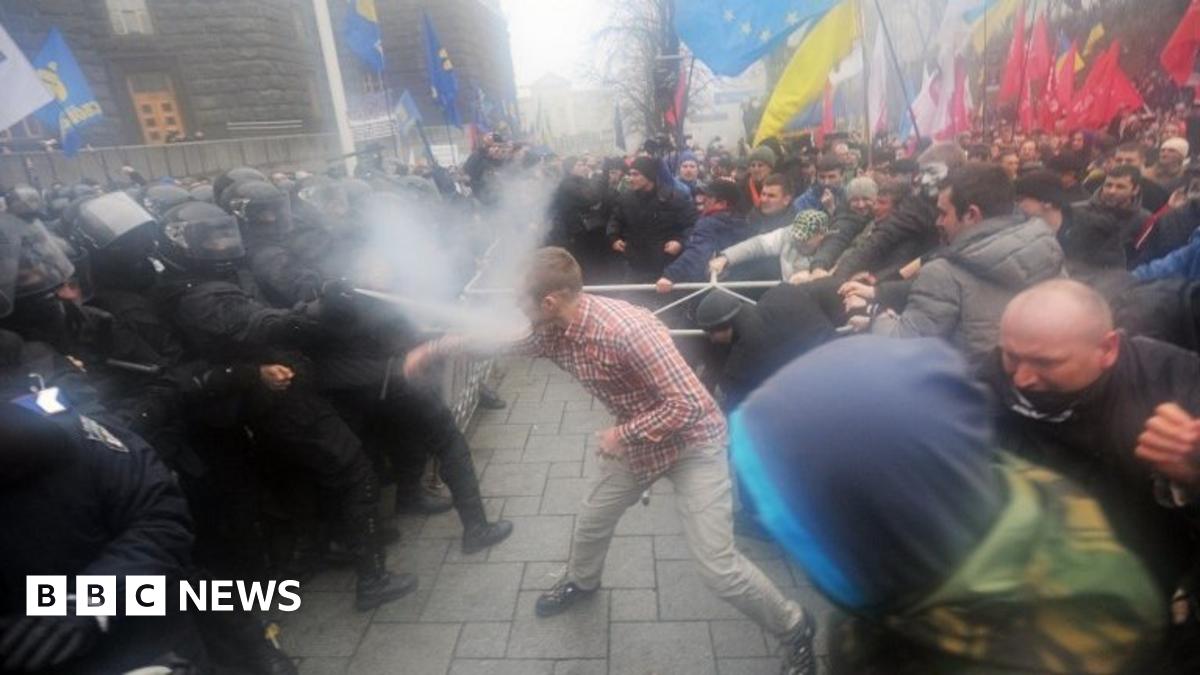 Huge Ukraine rally over EU agreement delay - BBC News