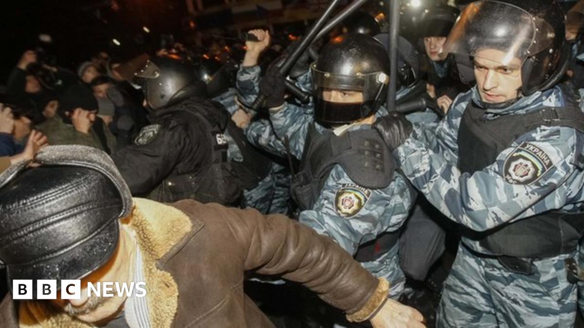 Ukraine protest: Police clash with pro-EU crowd in Kiev - BBC News