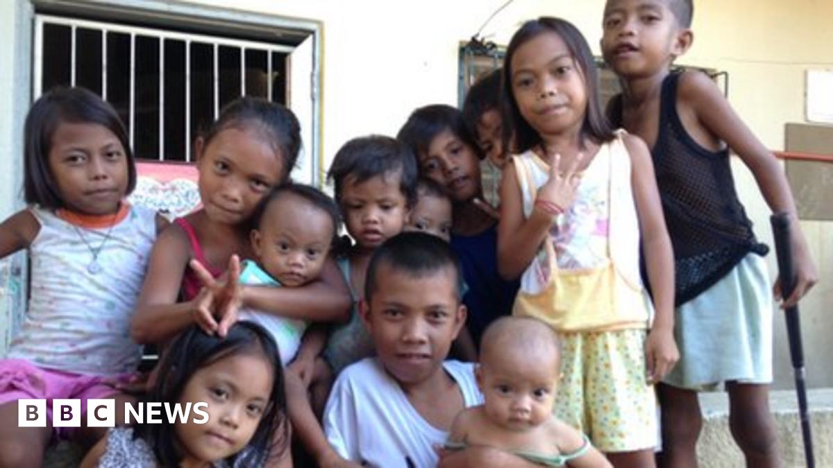 Mass immunisation programme begins in the Philippines - BBC News