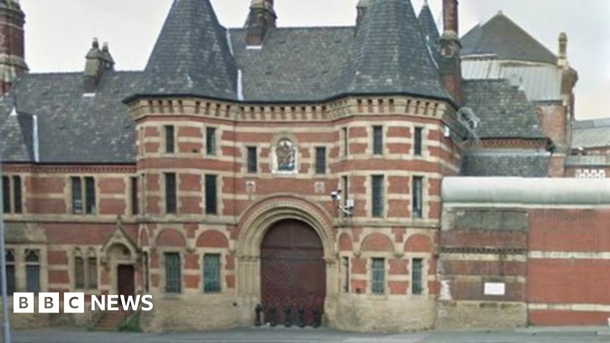 Two prison officers at HMP Manchester are slashed by inmate - BBC News