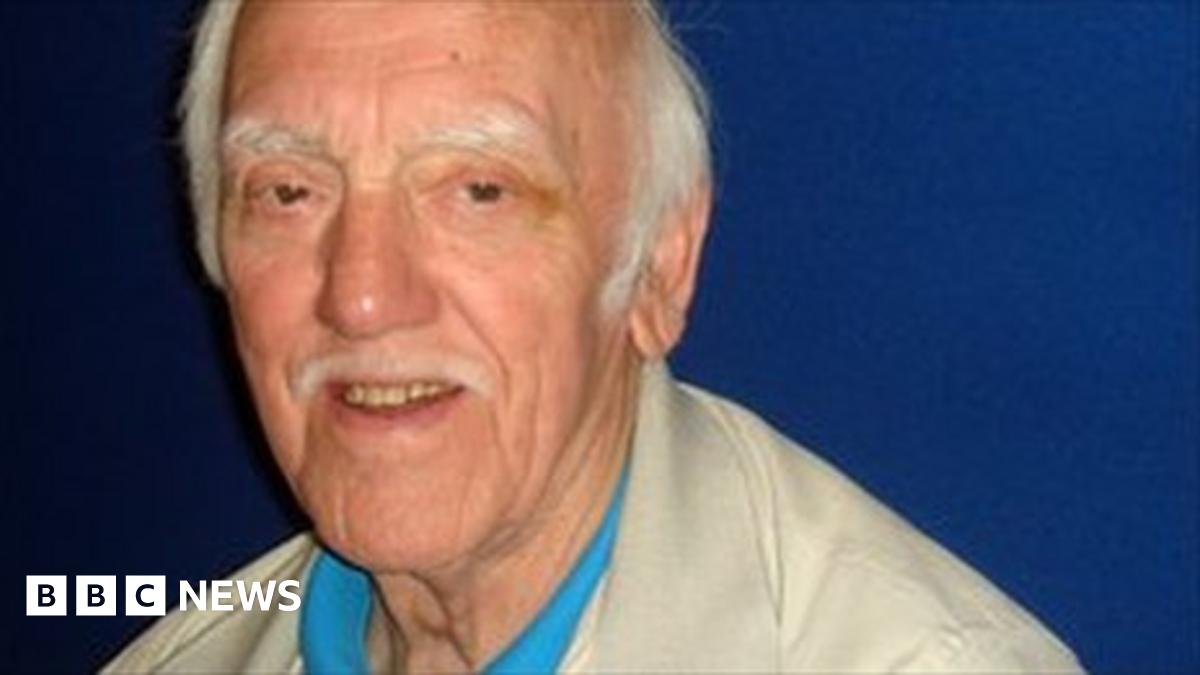 Entertainer Stan Stennett dies aged 88 - BBC News