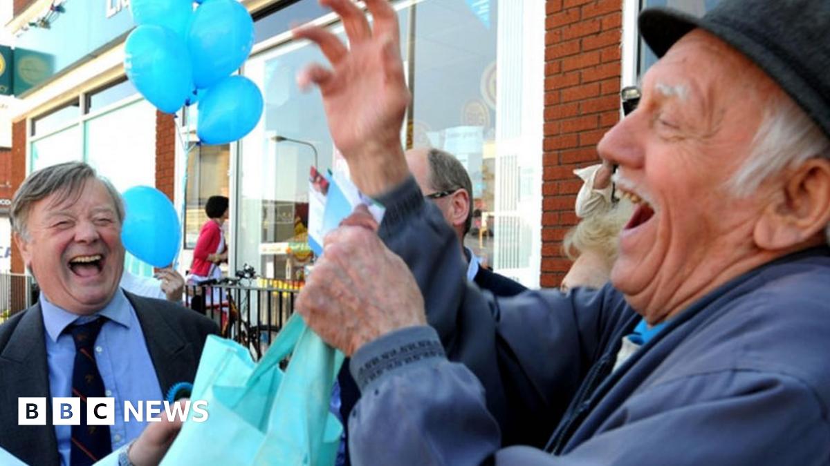 In pictures: Entertainer Stan Stennett dies at the age of 88 - BBC News