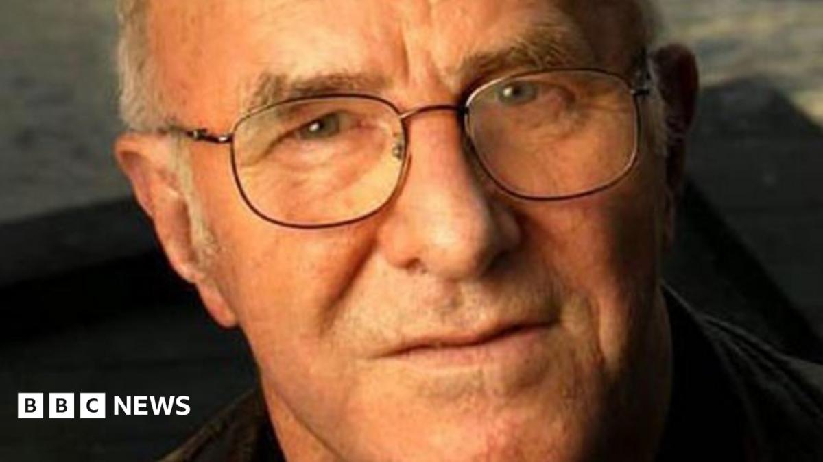 Clive James up for Costa Book Award - BBC News