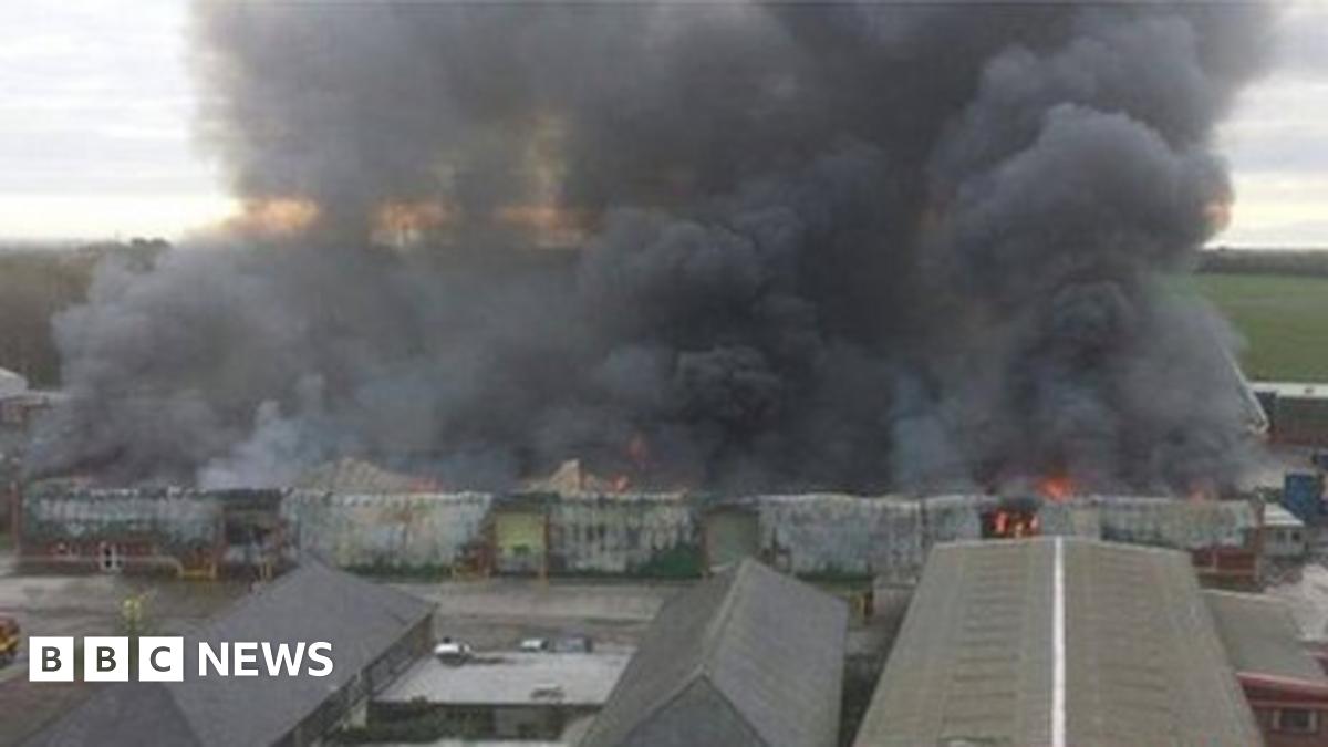 Llandow fire 'contained' at Vale Business Park - BBC News