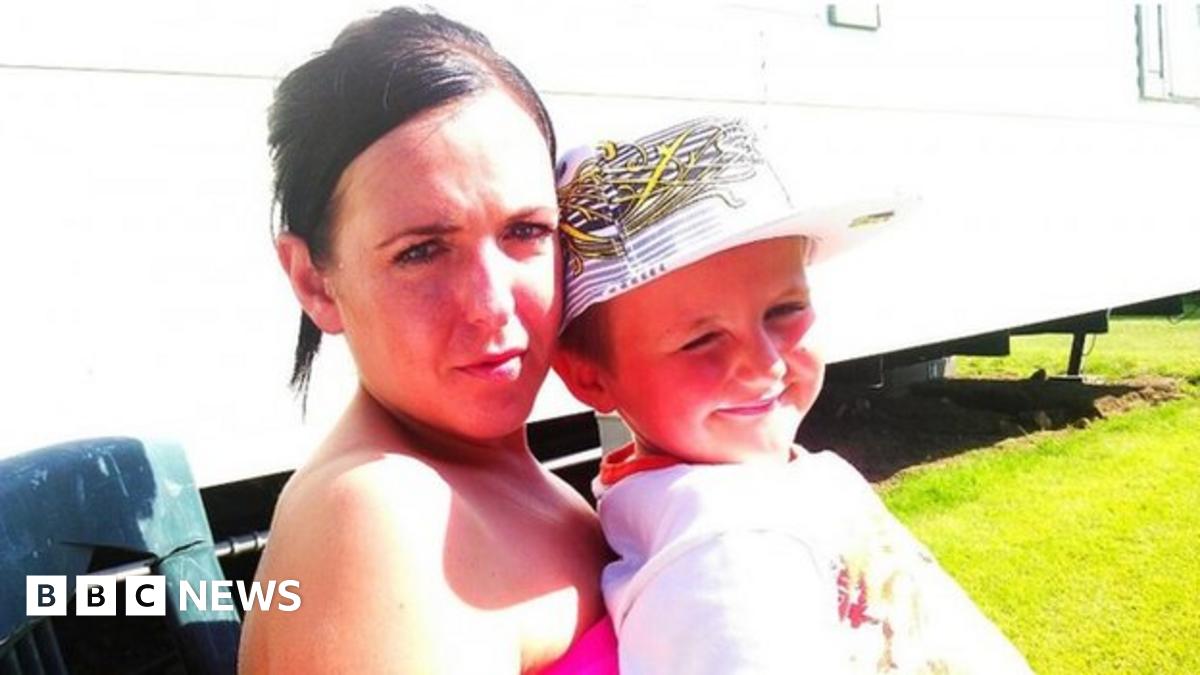 North Wingfield fire: Four people die and girl, 7, in hospital - BBC News