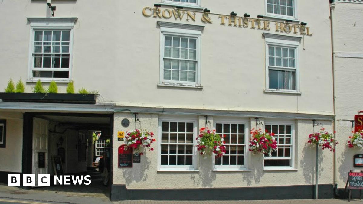 'Famous' Crown & Thistle pub reopens after revamp - BBC News