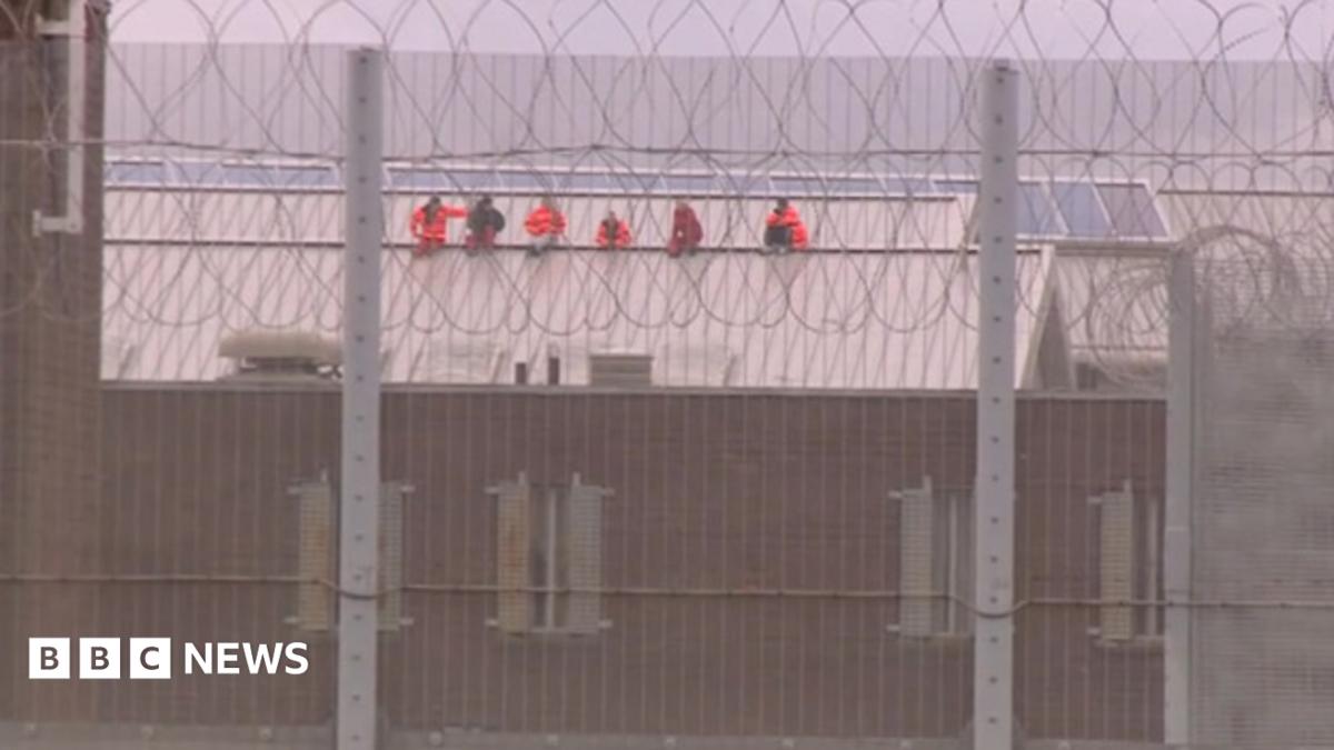 HMP Oakwood prisoners stage rooftop protest - BBC News