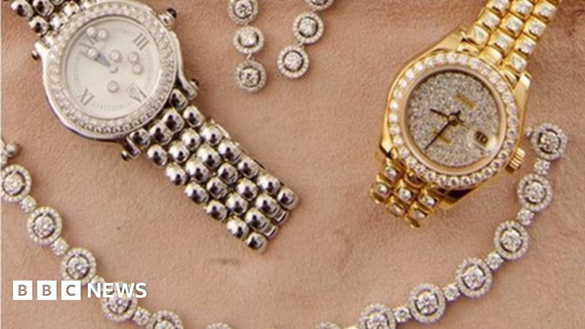 Rooney boots and Ali shorts in Tommy Scragg fraud sale - BBC News