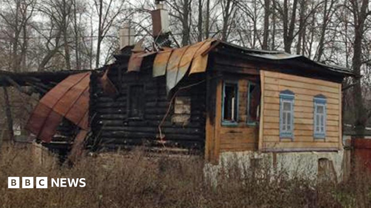 Russia: Fake facades on unkempt homes 'to impress Putin' - BBC News
